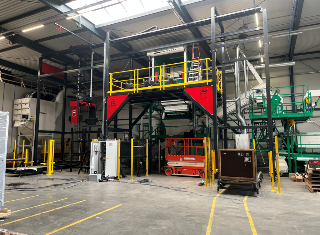 BIN ROBOT SUPPLY TO THRESHER - Burg Machinery
